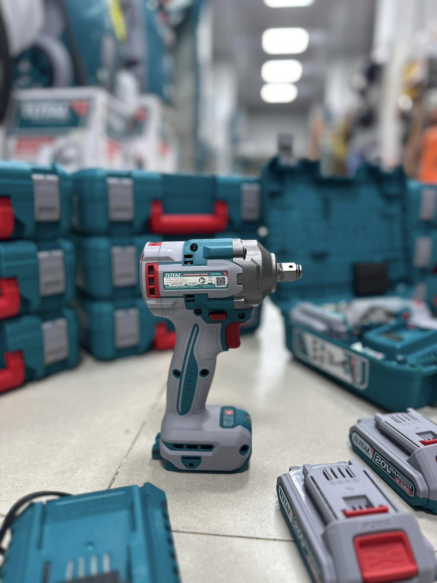 Llave de Impacto 400Nm Sin Escobillas + 2 Baterías 2Ah y Cargador (1/2 ...