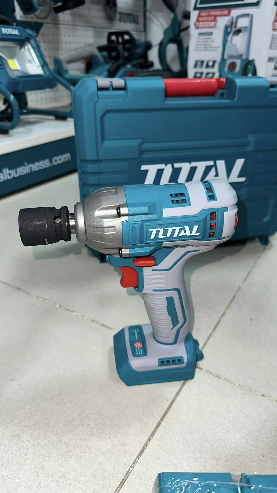 LLAVES DE IMPACTO / PISTOLA DE IMPACTO DE 300 Nm Y 500 Nm + LAMPARA DE ...