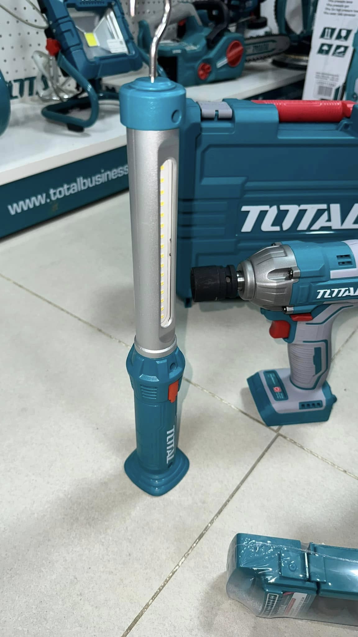 LLAVES DE IMPACTO / PISTOLA DE IMPACTO DE 300 Nm Y 500 Nm + LAMPARA DE ...